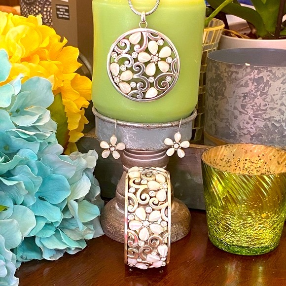 Brighton | Jewelry | Soldbrighton Jasmine Mother Of Pearl Flower ...